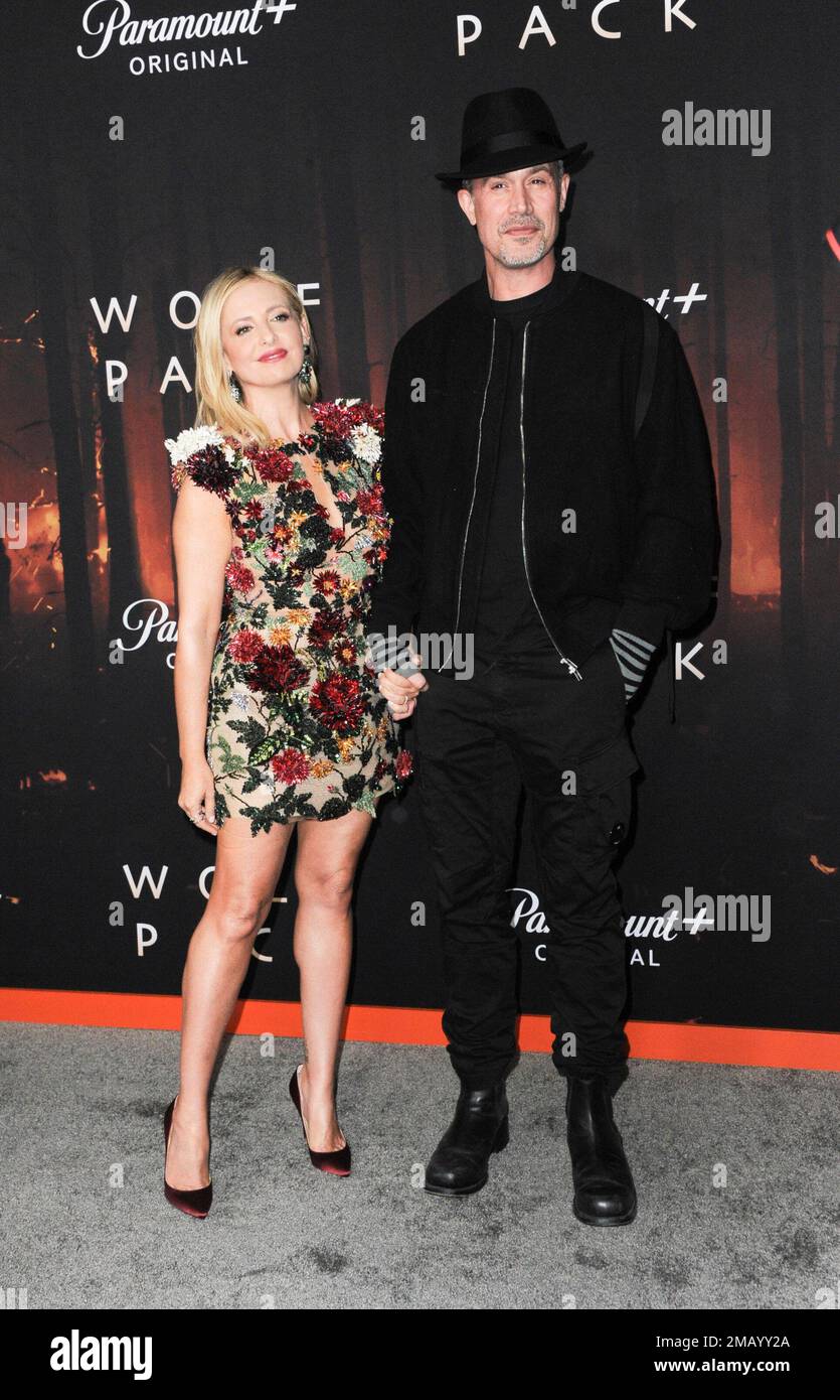 Los Angeles, CA. 19th Jan, 2023. Sarah Michelle Gellar, Freddie Prinze ...