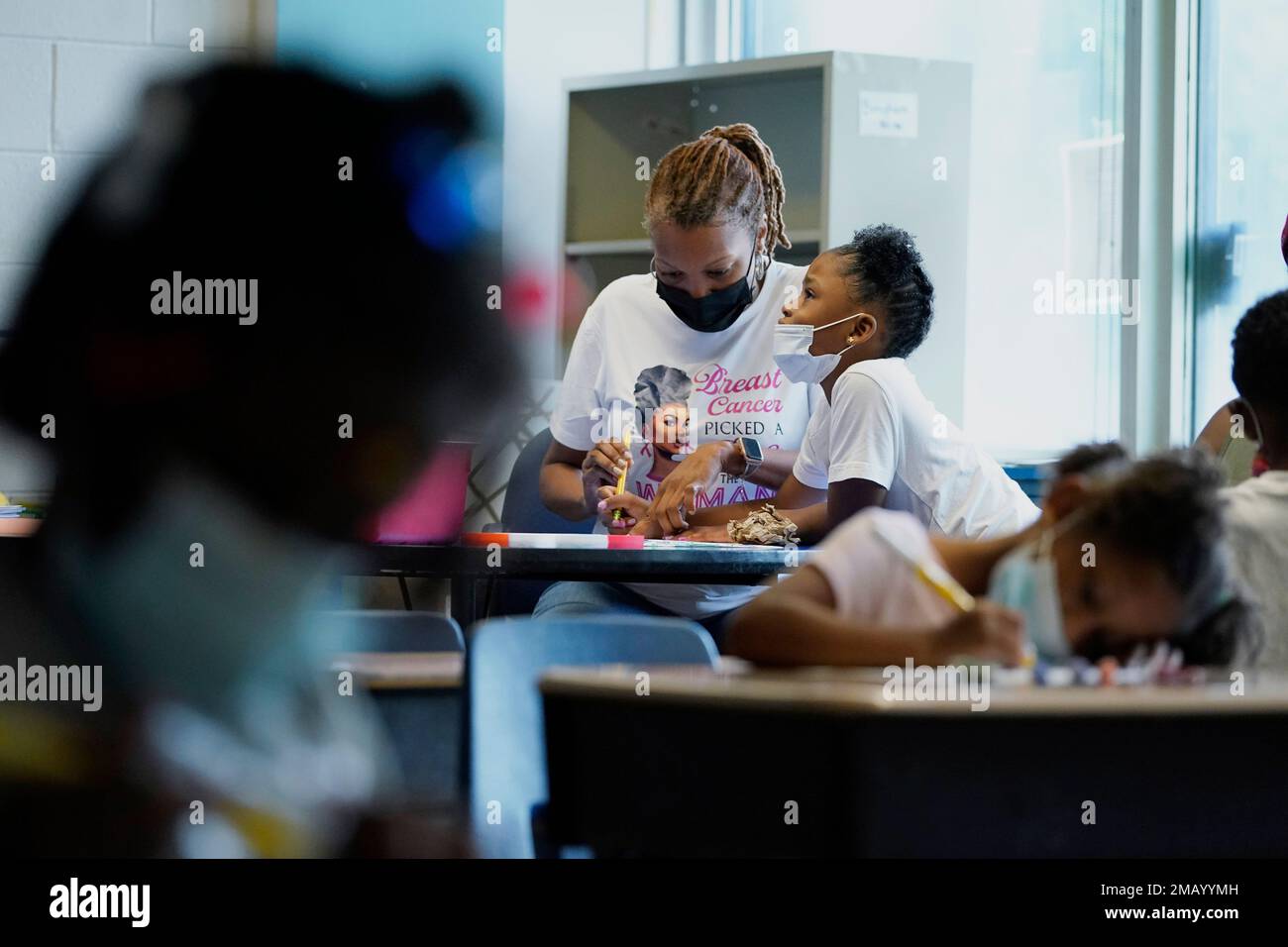 Davetra Richardson (STLS), left, works with Ameria Young, 5, in a ...