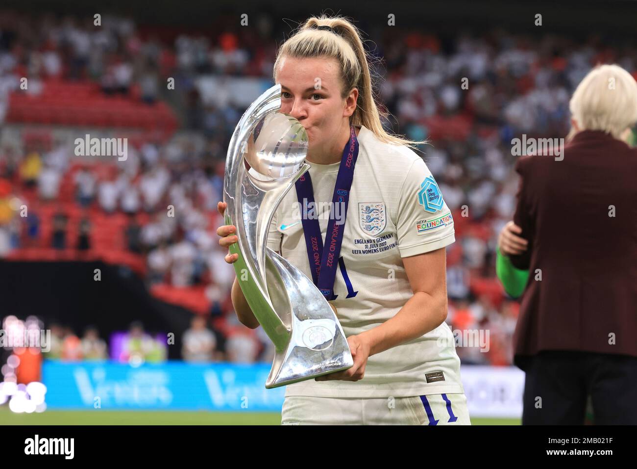 England's Lauren Hemp poses kissing the trophy after the Women's Euro ...