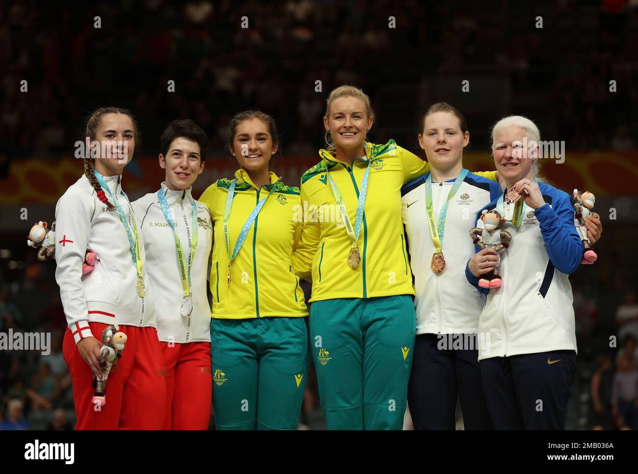 Jessica Gallagher of Team Australia with pilot Ward Caitlin, center ...