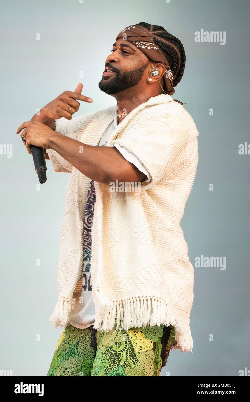 Big Sean performs on Day 3 of the Lollapalooza Music Festival on ...