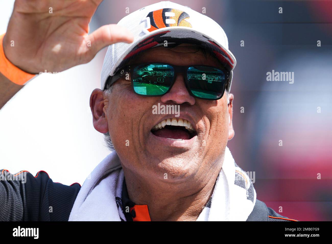 Former Cincinnati Bengals offensive lineman Anthony Munoz waves to fans ...