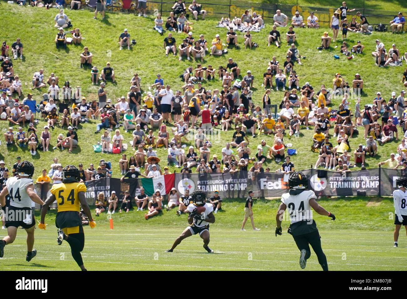 Pittsburgh Steelers fans watch as the team practices during practice at ...