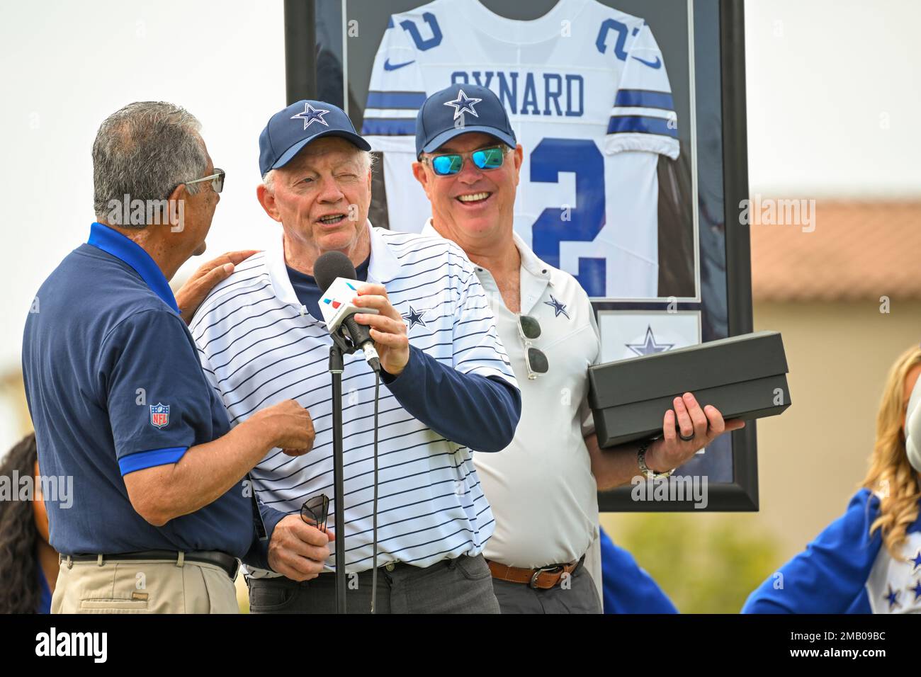 Mayor of the City of Oxnard John C. Zaragoza, left, Dallas Cowboys ...