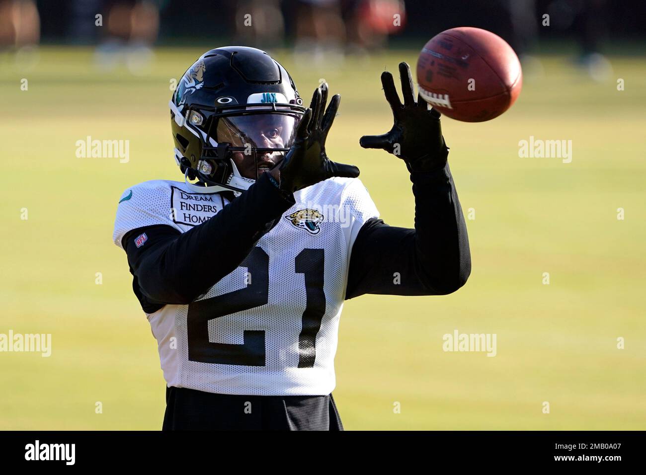 Jacksonville Jaguars defensive back Darious Williams (21) works on a ...