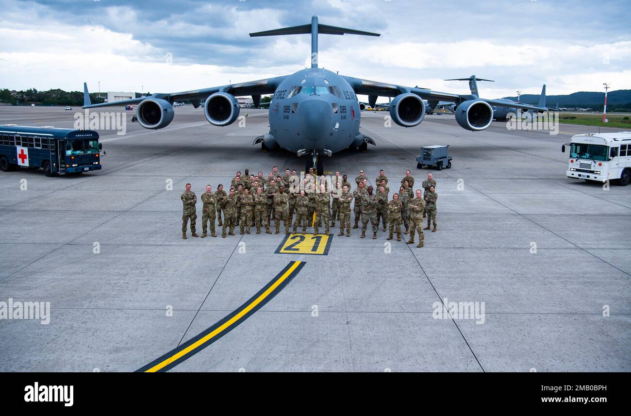 Biocontainment system support team hi-res stock photography and images ...