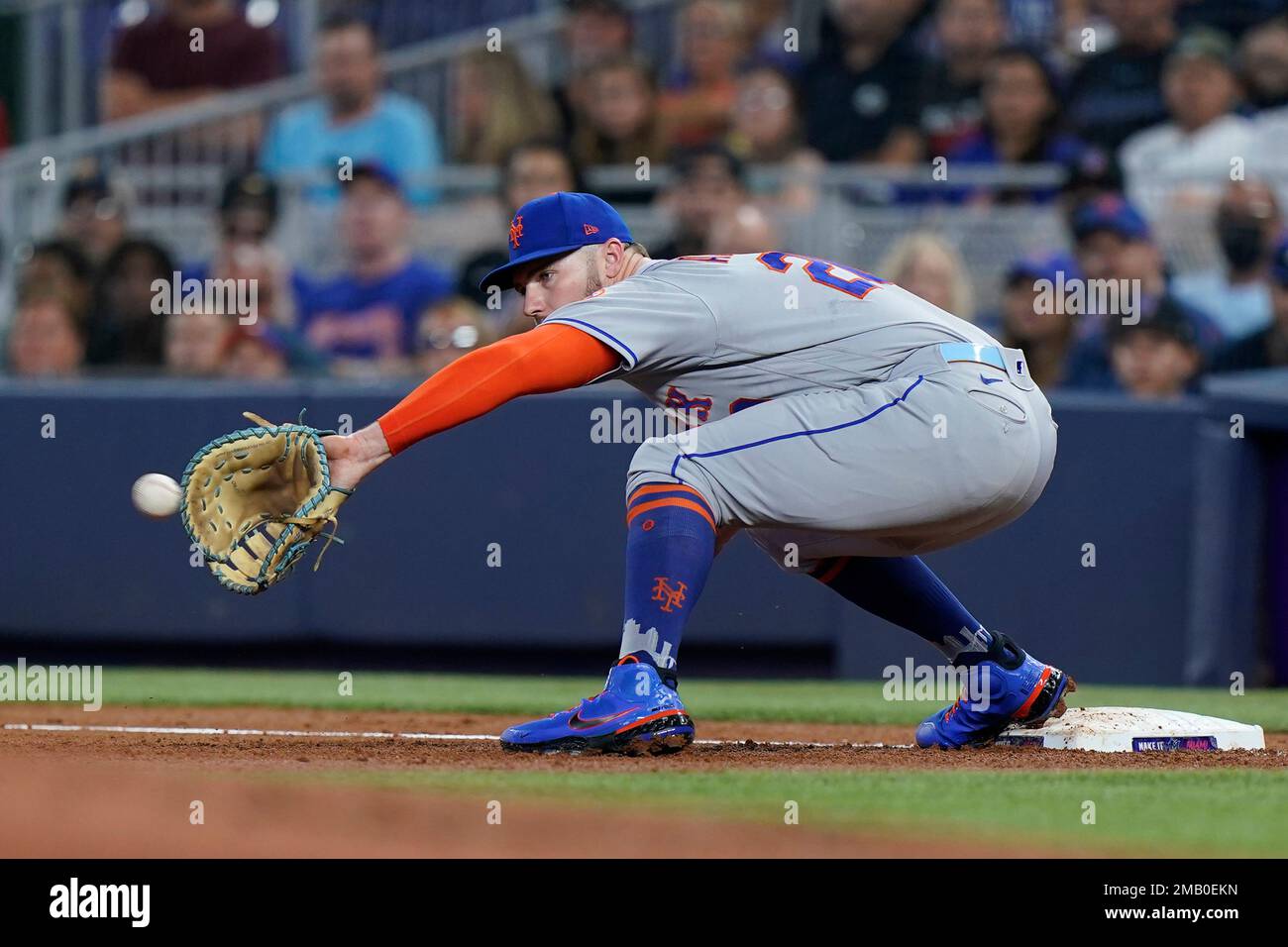 New York Mets first baseman Pete Alonso puts out Miami Marlins' Bryan ...