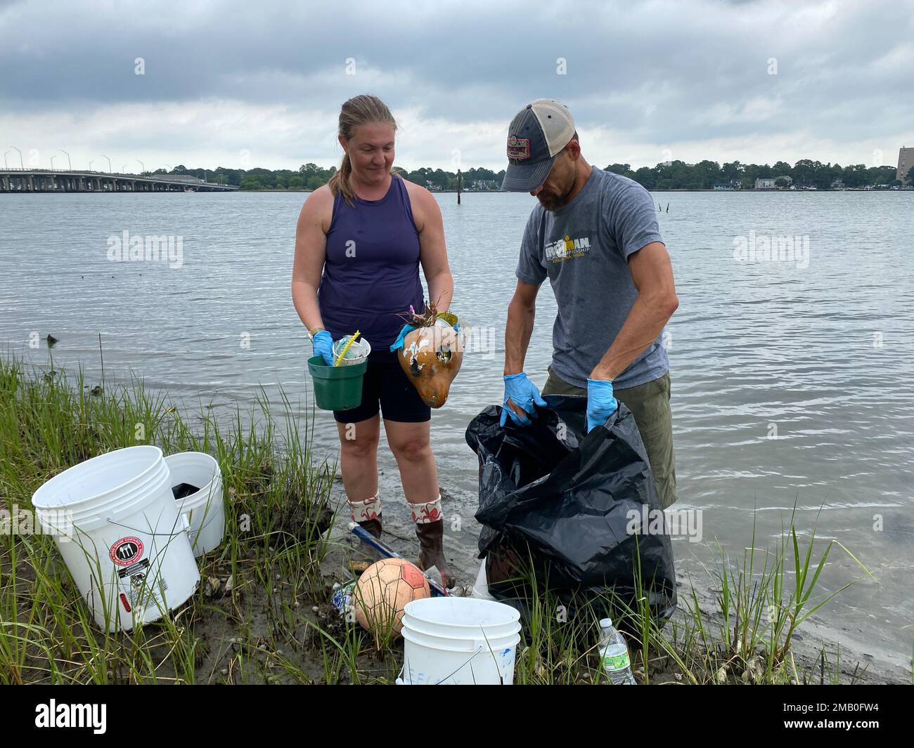 Volunteers from Naval Facilities Engineering Command (NAVFAC) Atlantic ...