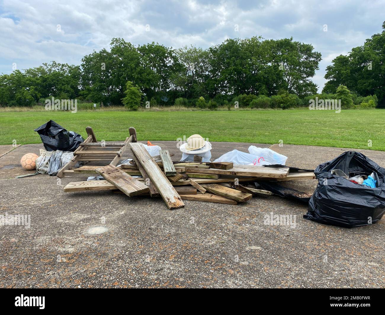 Volunteers from Naval Facilities Engineering Command (NAVFAC) Atlantic ...