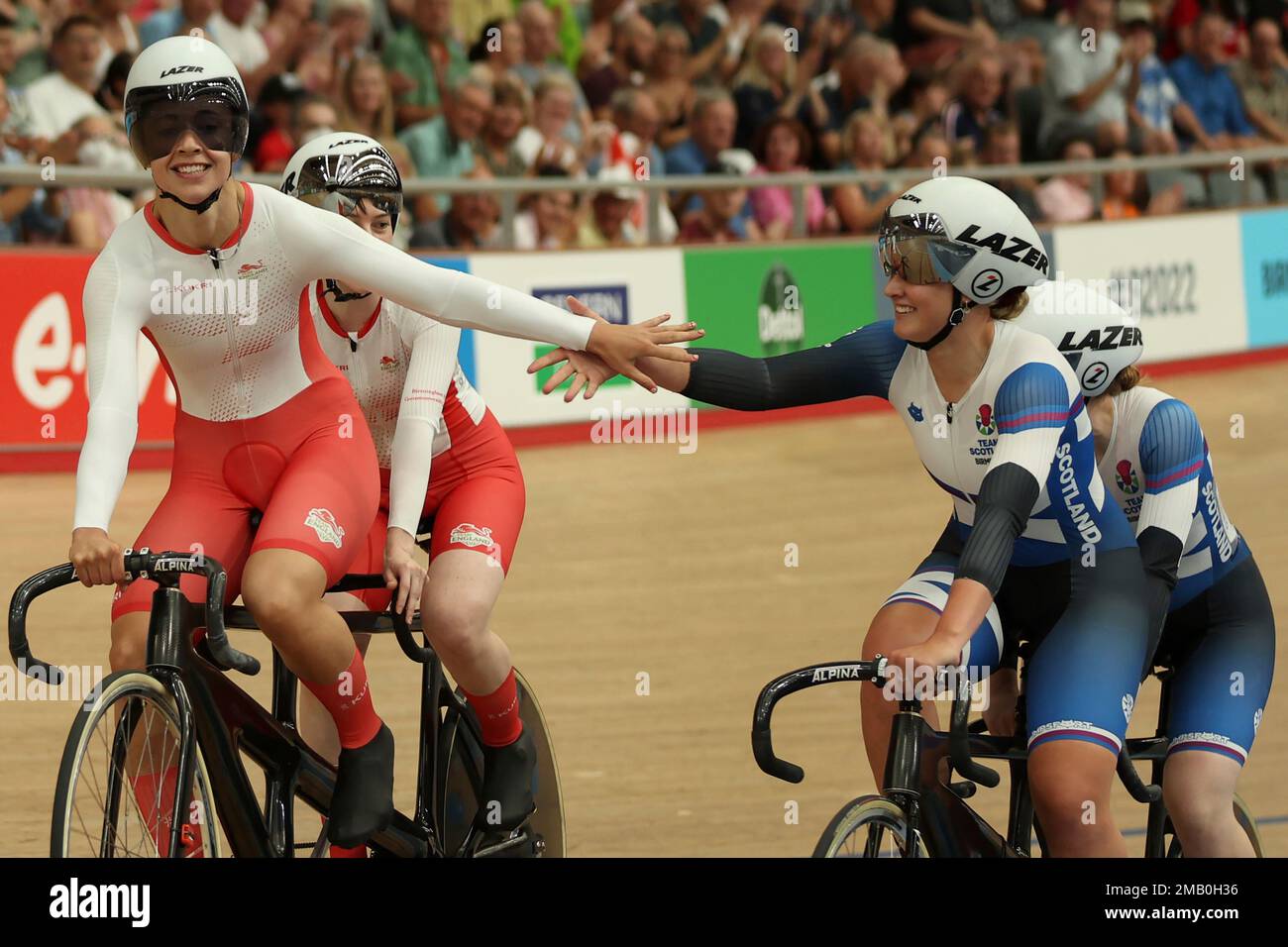 Bronze medalists England's Sophie Unwin and Pilot Georgia Holt, left ...