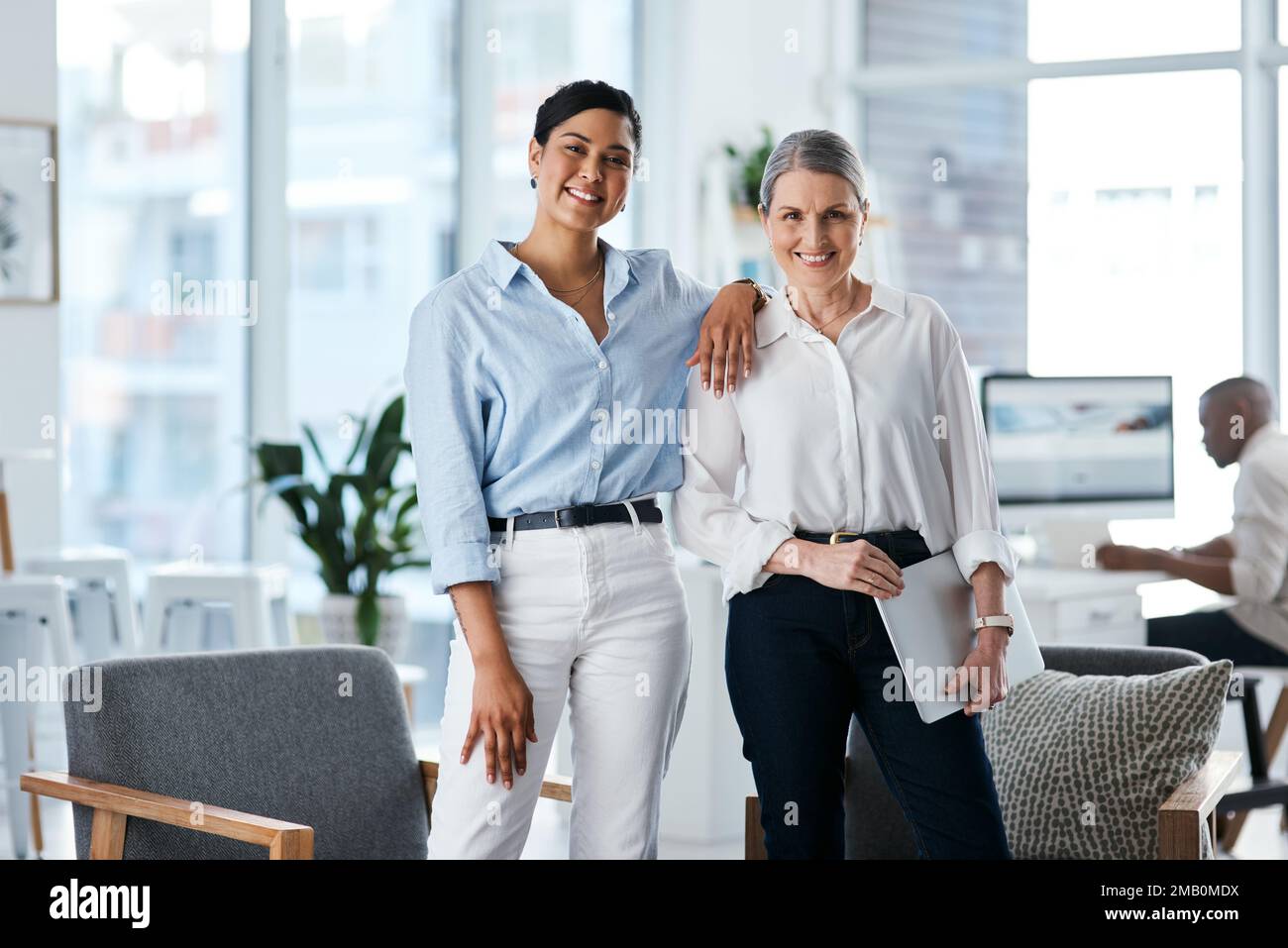 Portrait two female office hi-res stock photography and images - Alamy