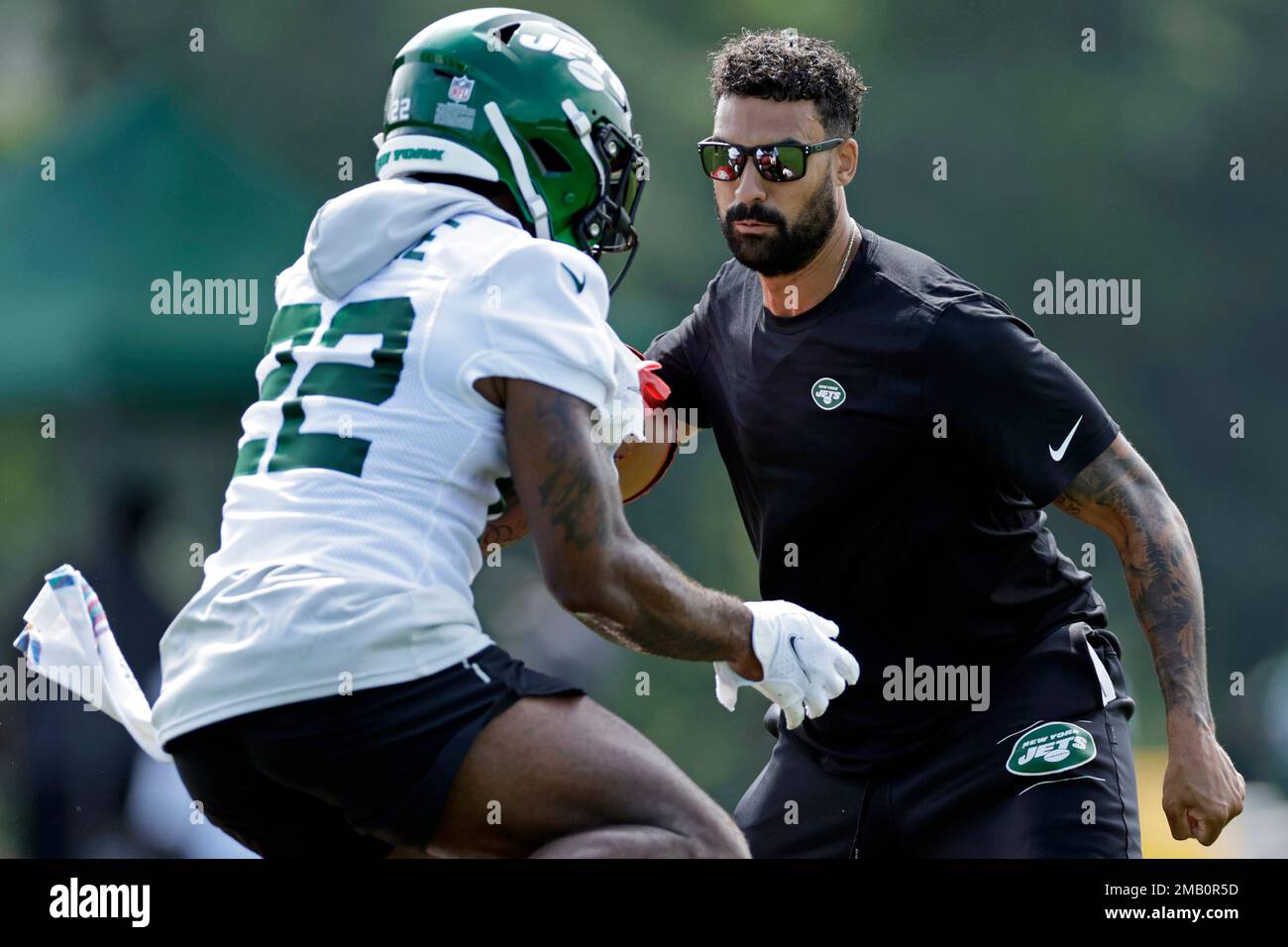 New York Jets running backs coach Taylor Embree takes part in drills ...