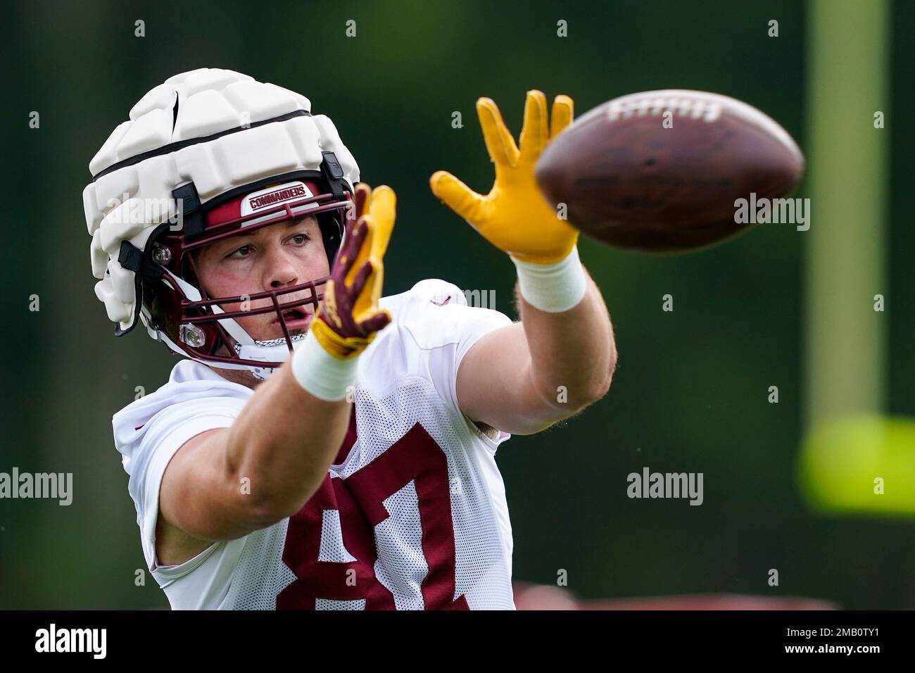 Washington Commanders tight end John Bates catches a pass during ...