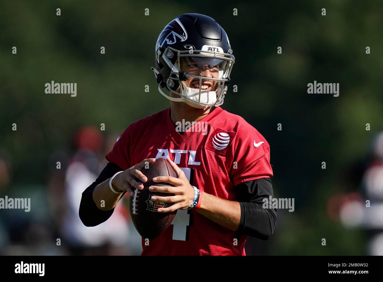 Atlanta Falcons quarterback Desmond Ridder (4) takes part in drills at ...