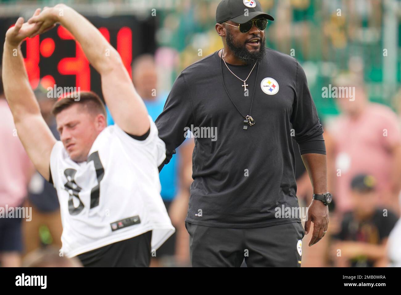 Pittsburgh Steelers head coach Mike Tomlin watches as tight end Kevin ...