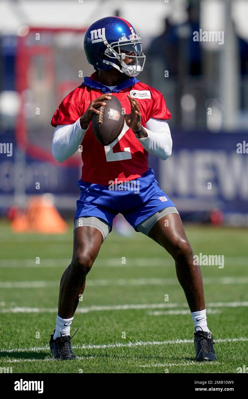 New York Giants quarterback Tyrod Taylor (2) runs a drill during ...