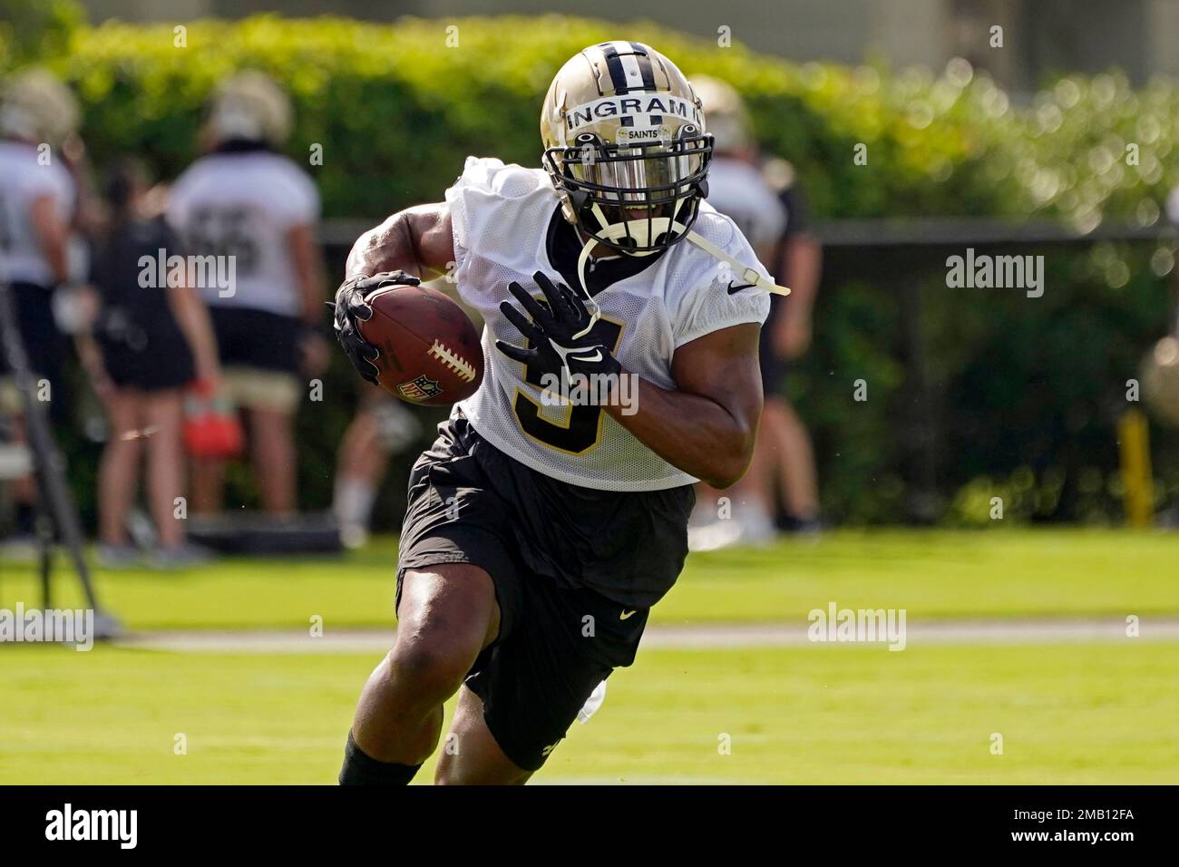 New Orleans Saints running back Mark Ingram (5) carries the ball during ...
