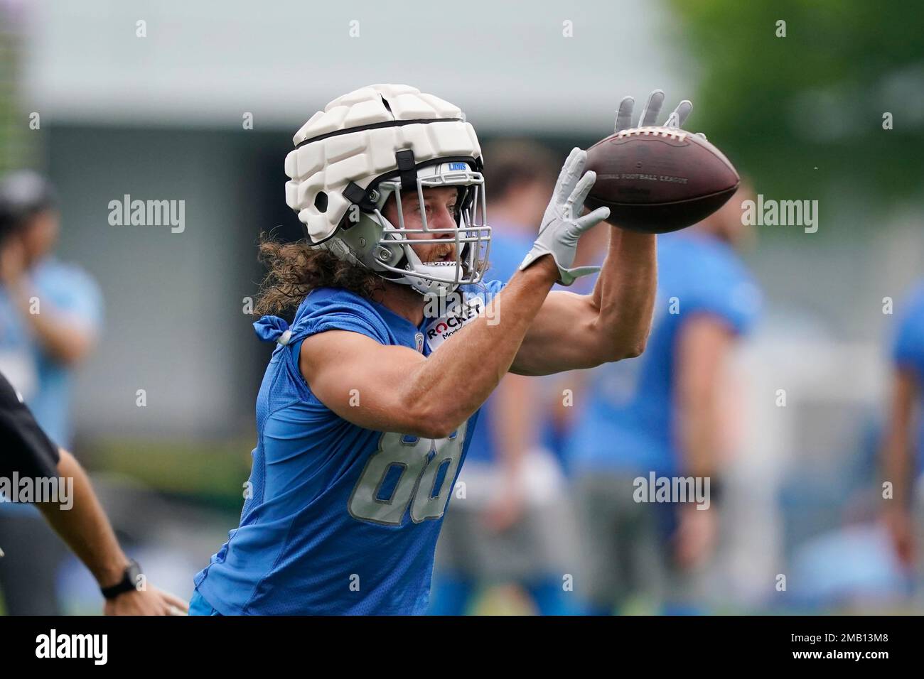 Detroit Lions tight end T.J. Hockenson catches during drills at the ...