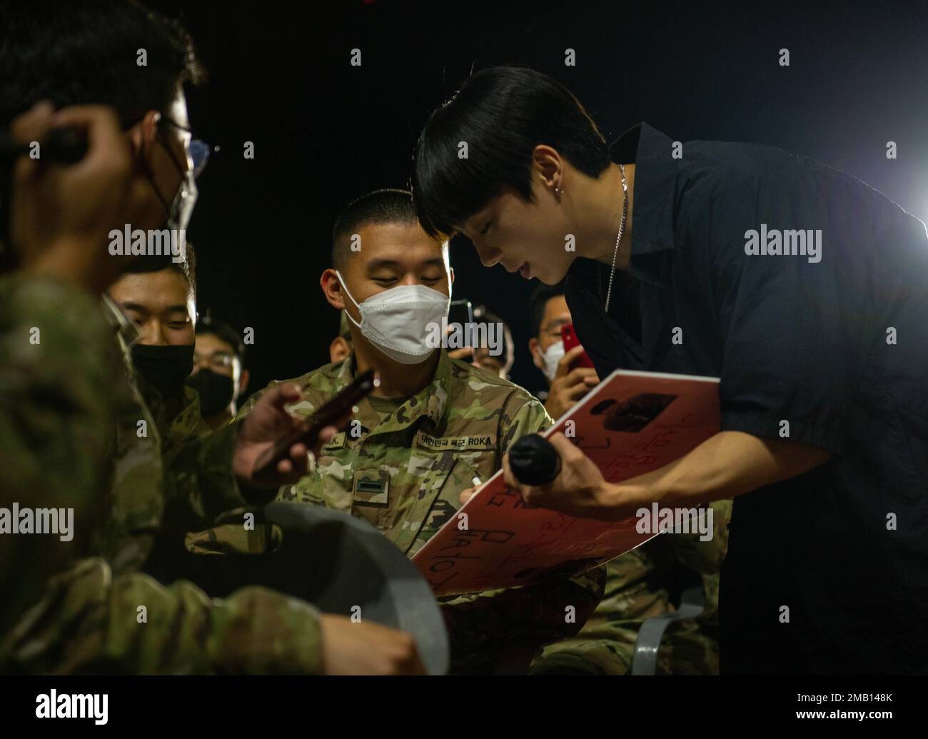 Layone signs an autograph for a KATUSA at a K-Pop concert held on ...