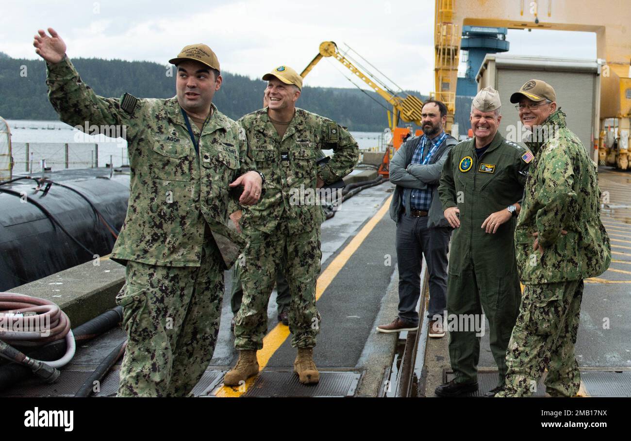 SILVERDALE, Wash. (Jun. 9, 2022) –U.S. Navy Capt. Robert Figgs (right ...
