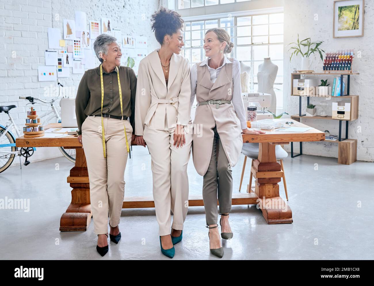 Female team hi-res stock photography and images - Alamy
