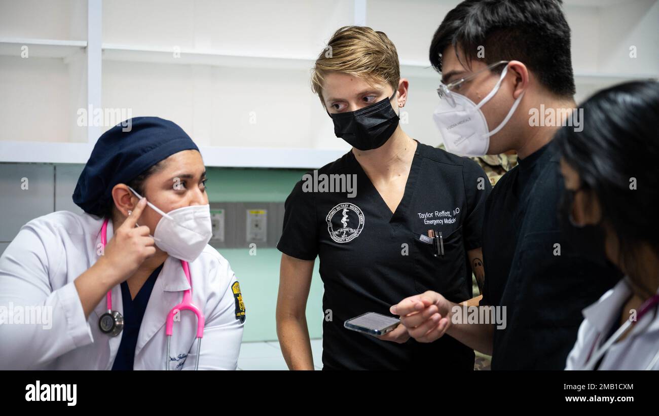 U.S. Army CPT. Taylor Reffett (middle), Brooke Army Medical Center ...