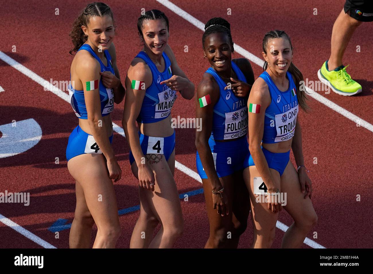 Team Italy pose on the track after the during the women's 4x400-meter ...