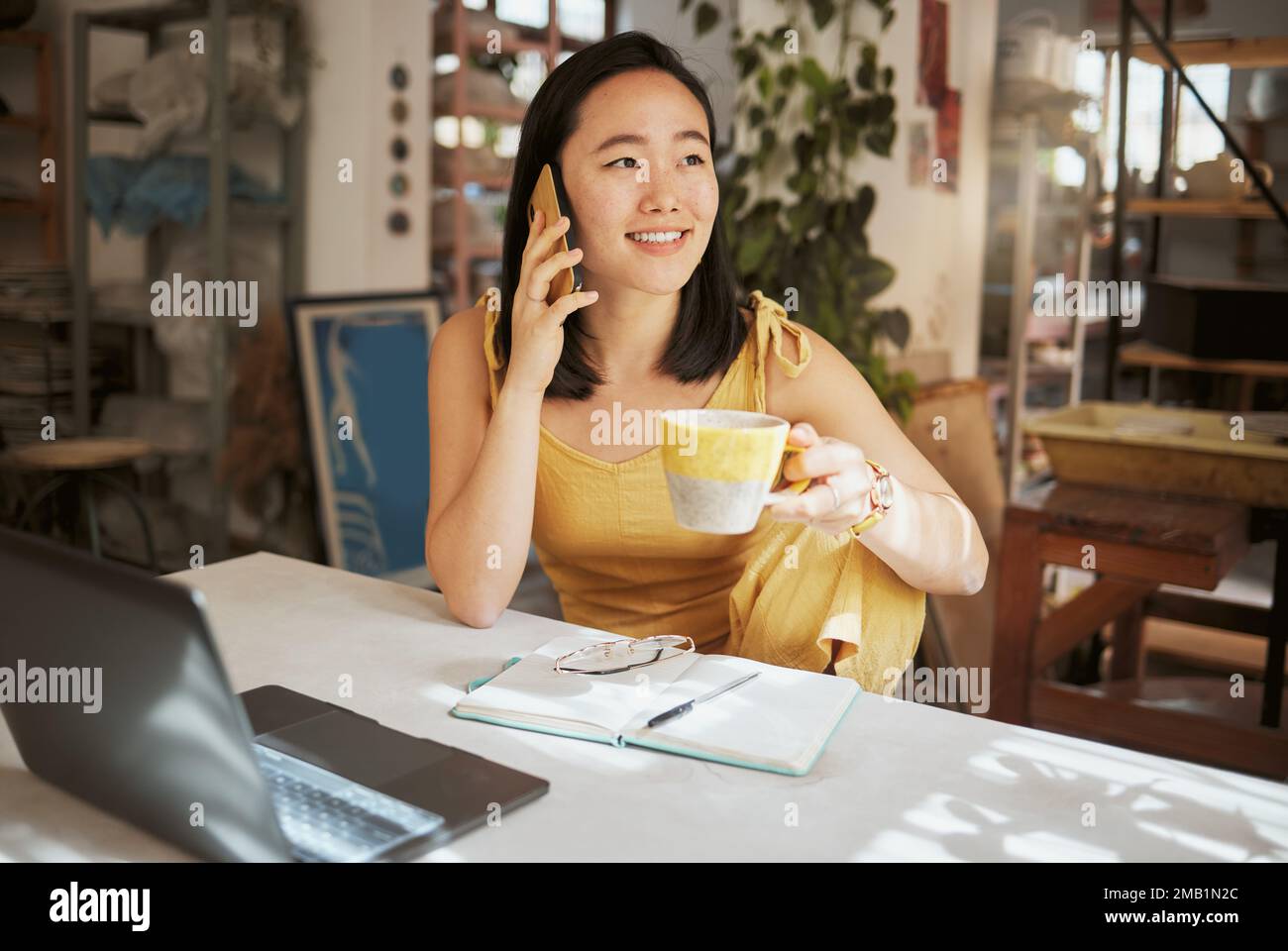 Talking coffee woman work desk hi-res stock photography and images - Alamy