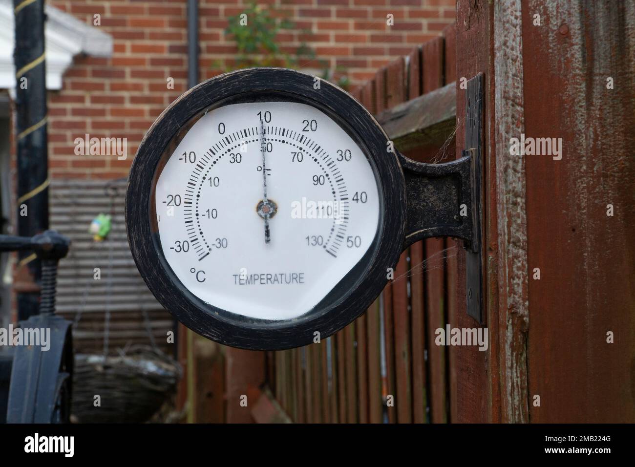 Thermometer house outside hi-res stock photography and images - Alamy