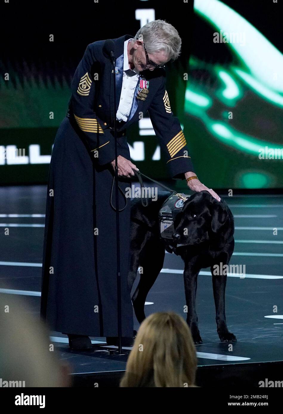 Gretchen Evans accepts the Pat Tillman award for service at the ESPY ...