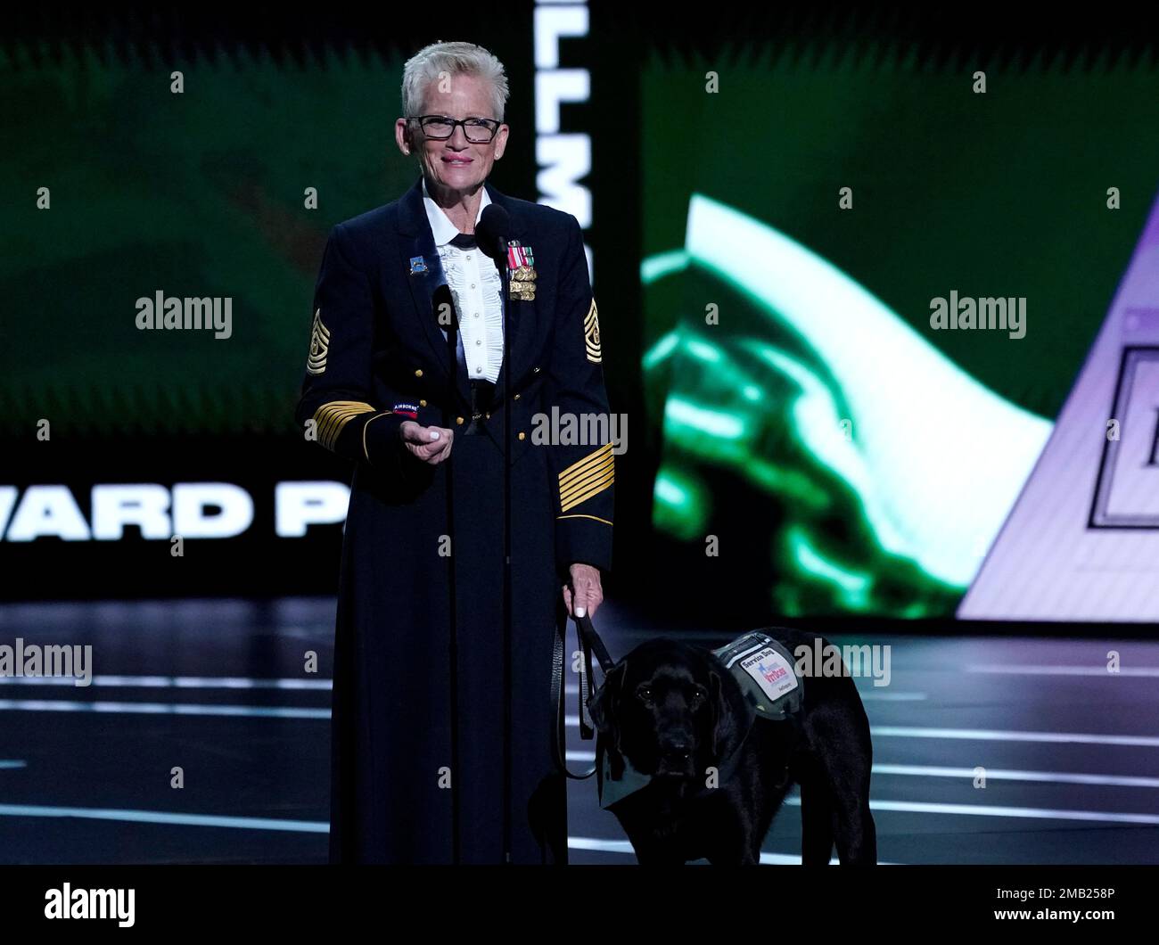 Gretchen Evans accepts the Pat Tillman award for service at the ESPY ...