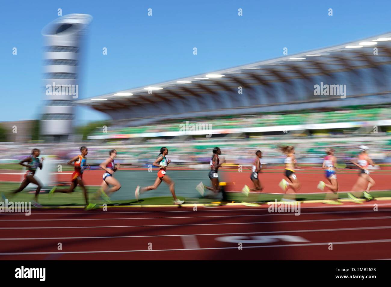 Women compete during a heat in the women's 5000-meter run at the World ...