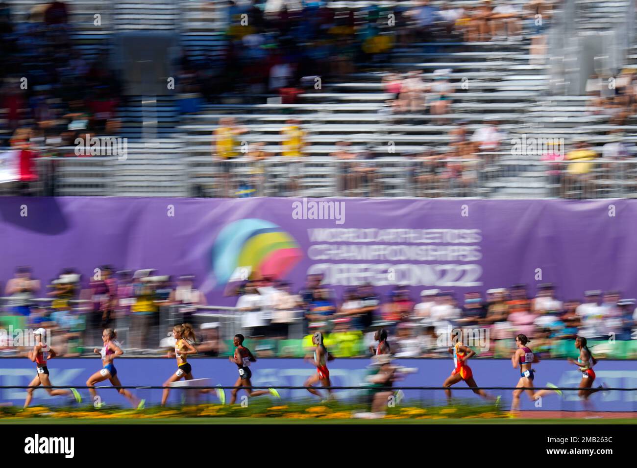 Women compete during a heat in the women's 5000-meter run at the World ...