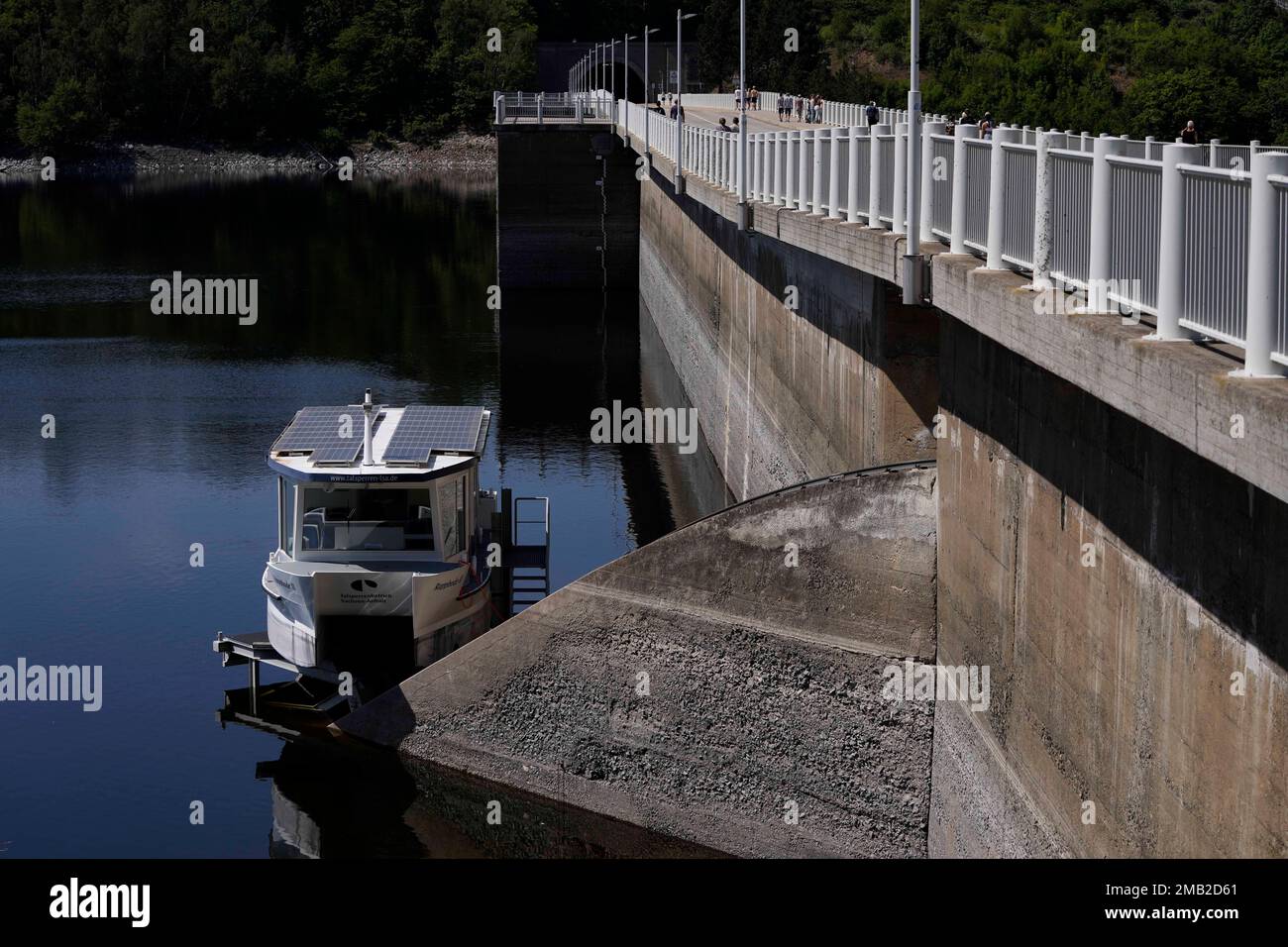 Low water levels are seen at the 'Rappbode' dam near Hasselfelde ...