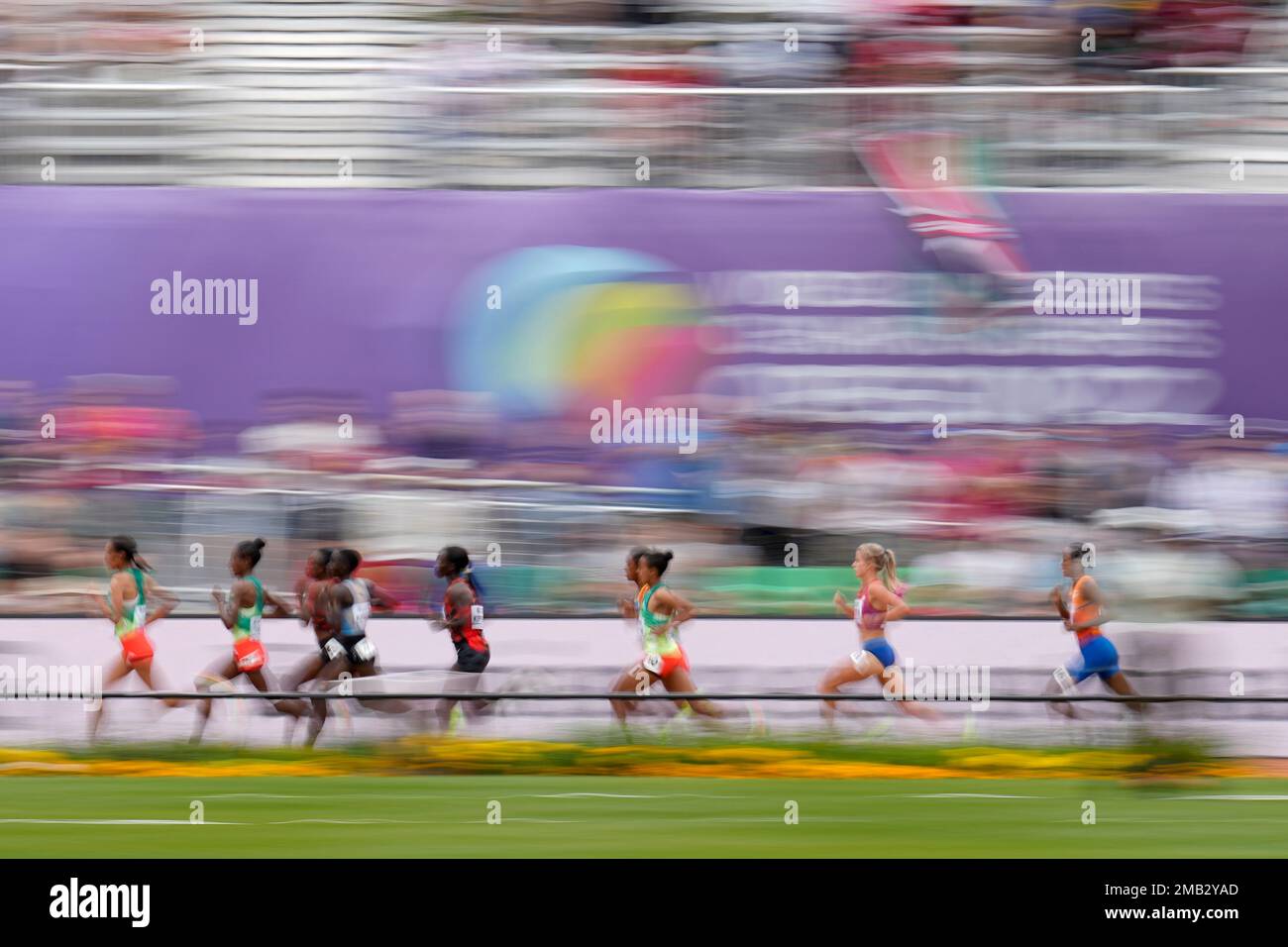Athletes compete in the women's 10000-meter run final at the World ...