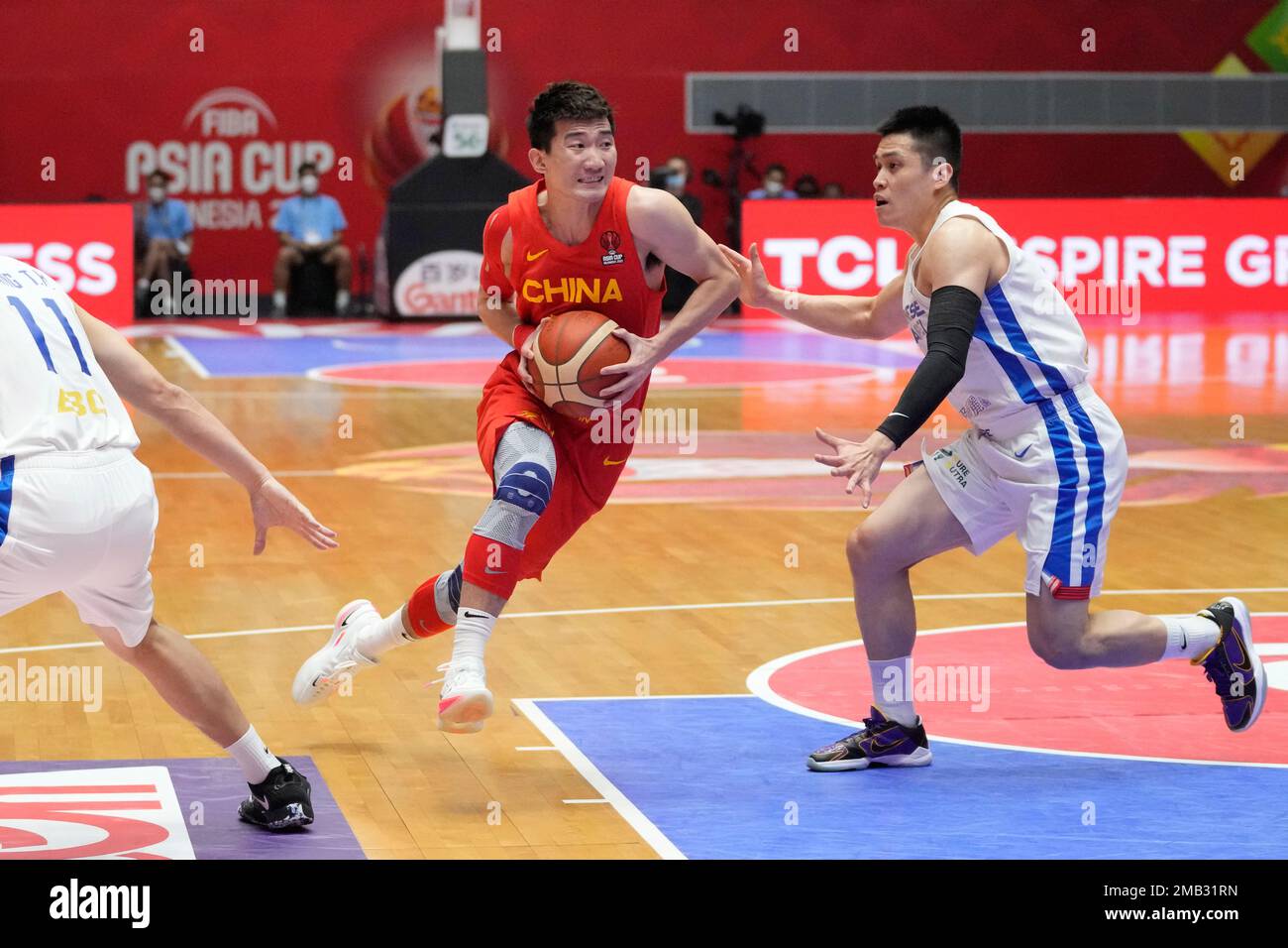 China's Sun Minghui, center, drives past Taiwan's Chen Ying Chun during ...