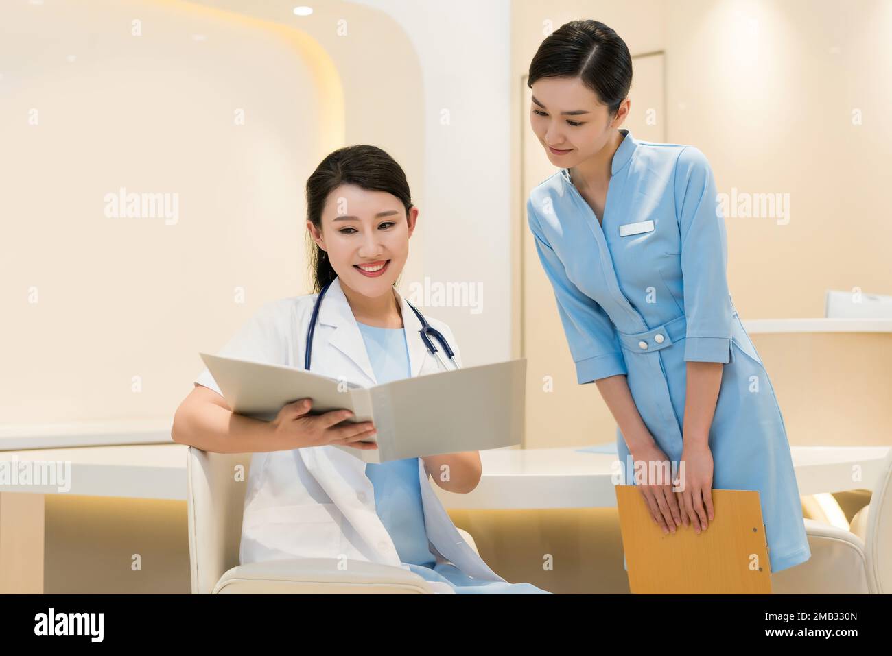 Doctors and nurses dialogue communication Stock Photo - Alamy