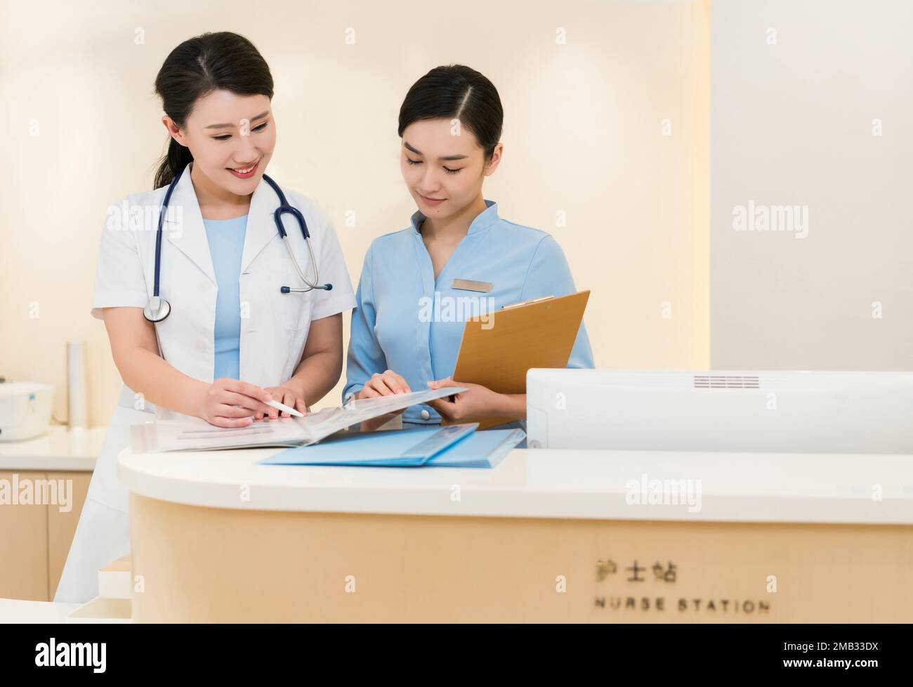Doctors and nurses dialogue communication Stock Photo - Alamy