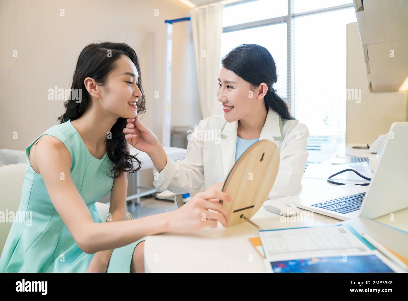 Modern mirror reception hi-res stock photography and images - Alamy