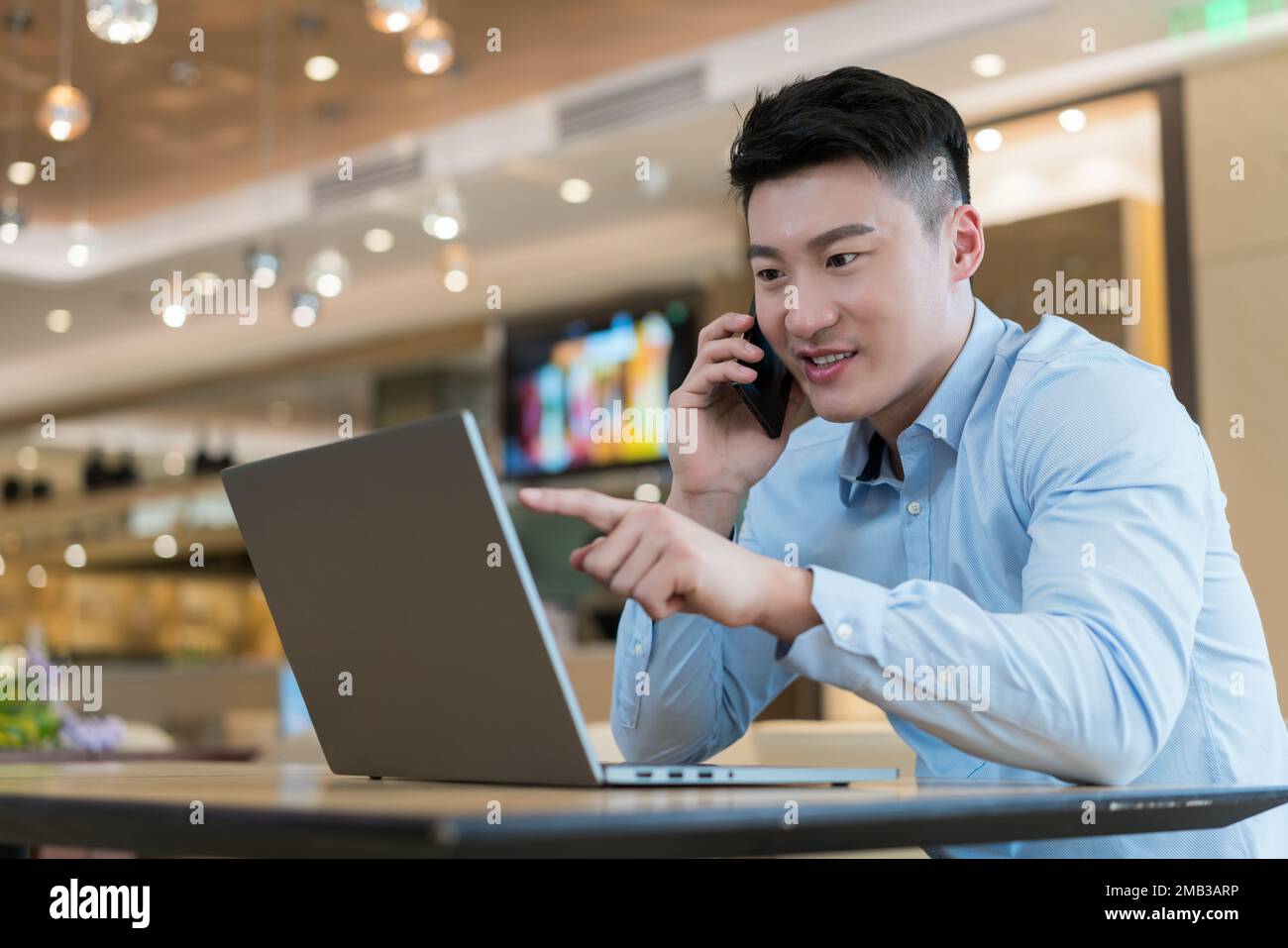 Business men in the Internet cafe Stock Photo - Alamy