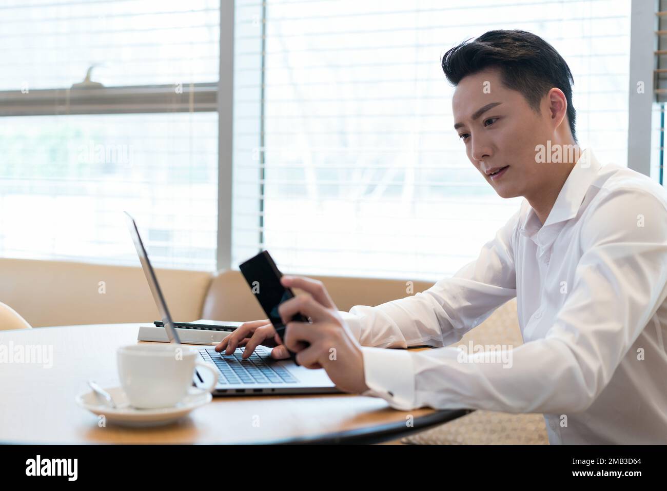 Young business men to use computer Stock Photo - Alamy