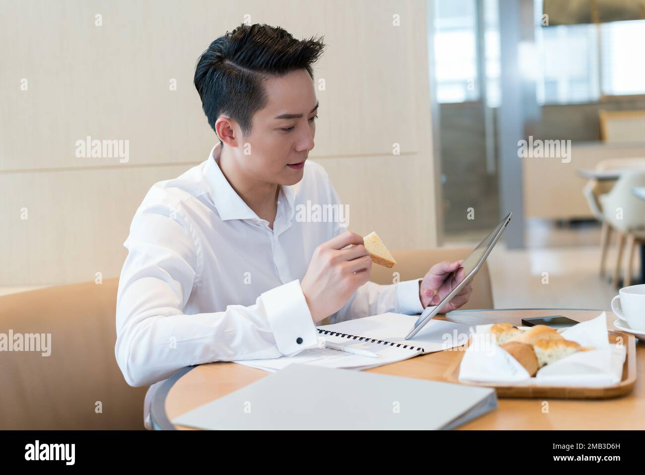 Young business men to use tablet Stock Photo - Alamy