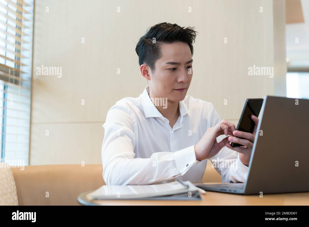 Men carrying computers hi-res stock photography and images - Alamy