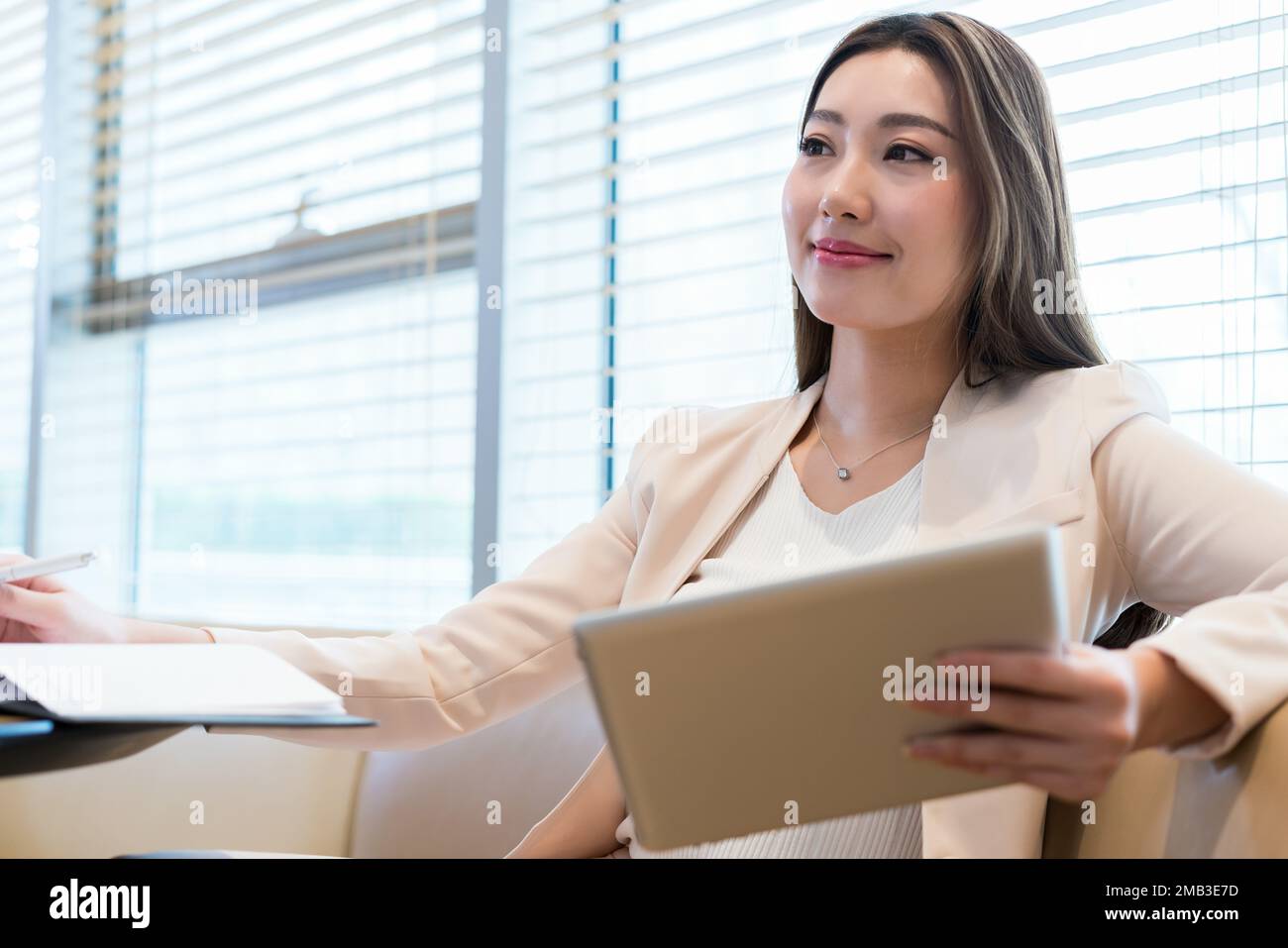 Business lady tablet computers hi-res stock photography and images - Alamy