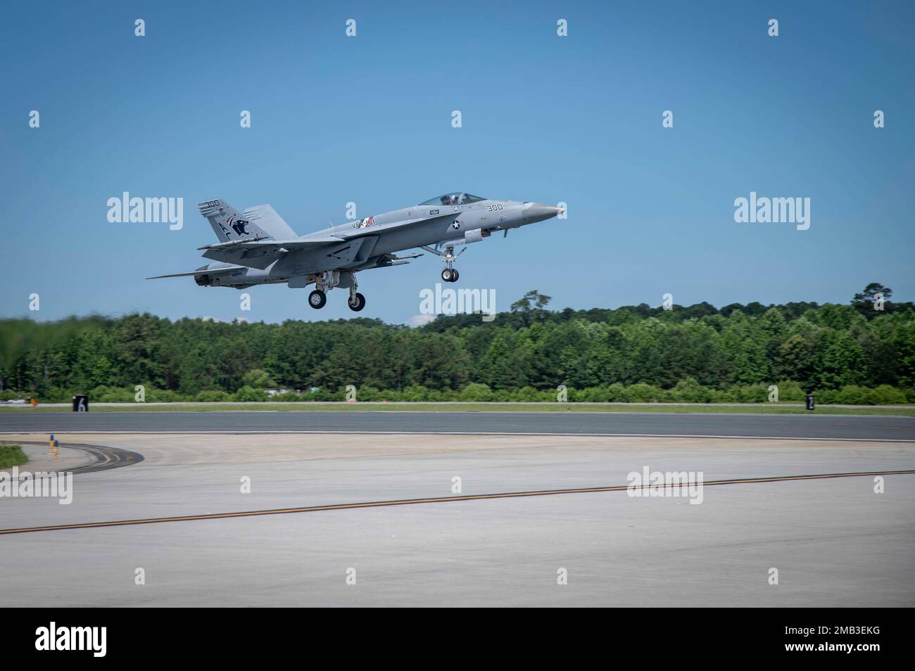 220610-N-AC802-0002 VIRGINIA BEACH, Va. (Jun. 10, 2022) An F/A-18 Super ...
