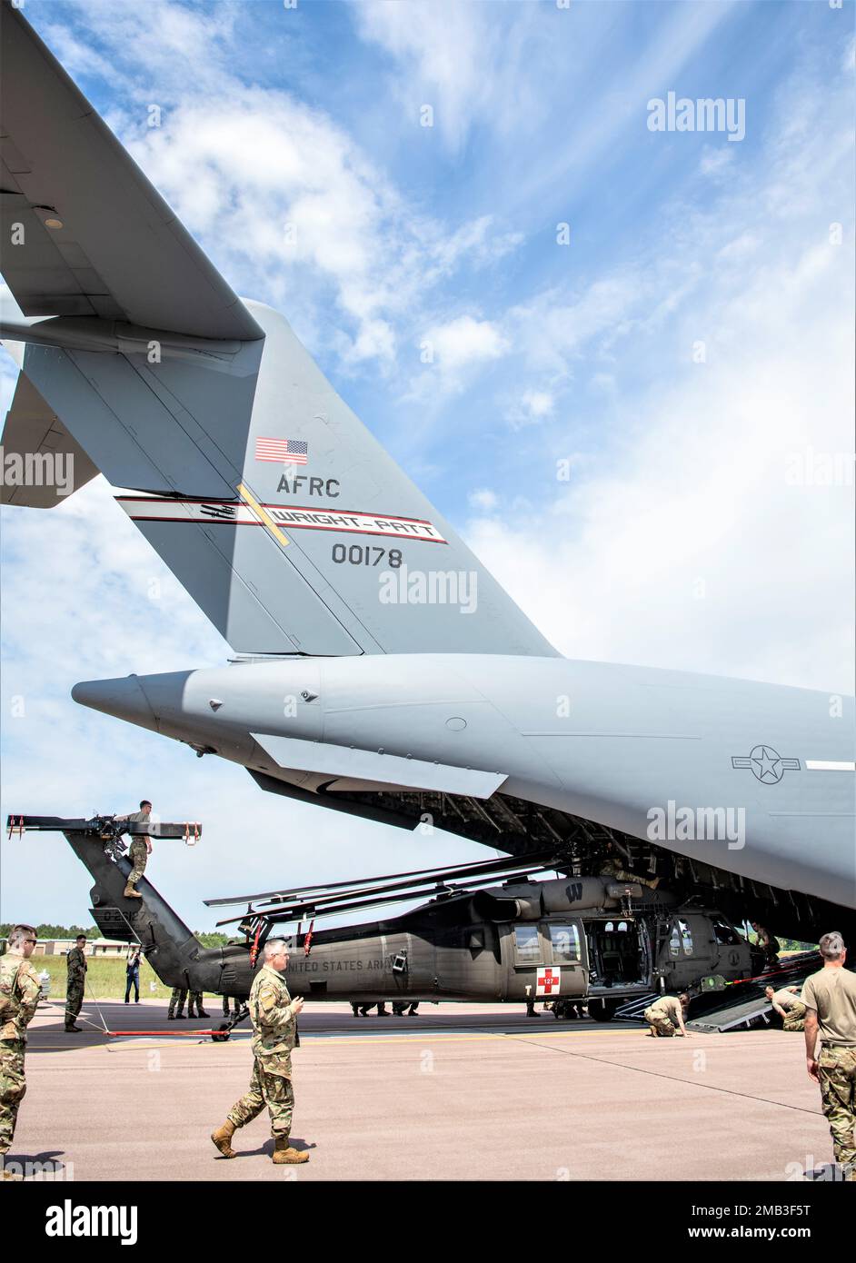 Airmen with an Air Force Reserve Command aircrew for a C-17 Globemaster ...