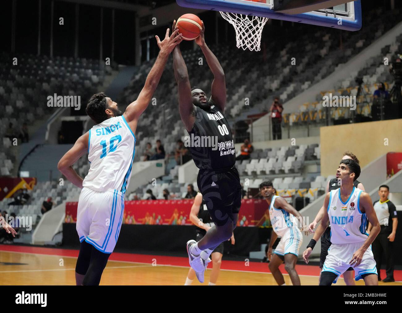 New Zealand's Max Darling, center, shoots against India's Amritpal ...