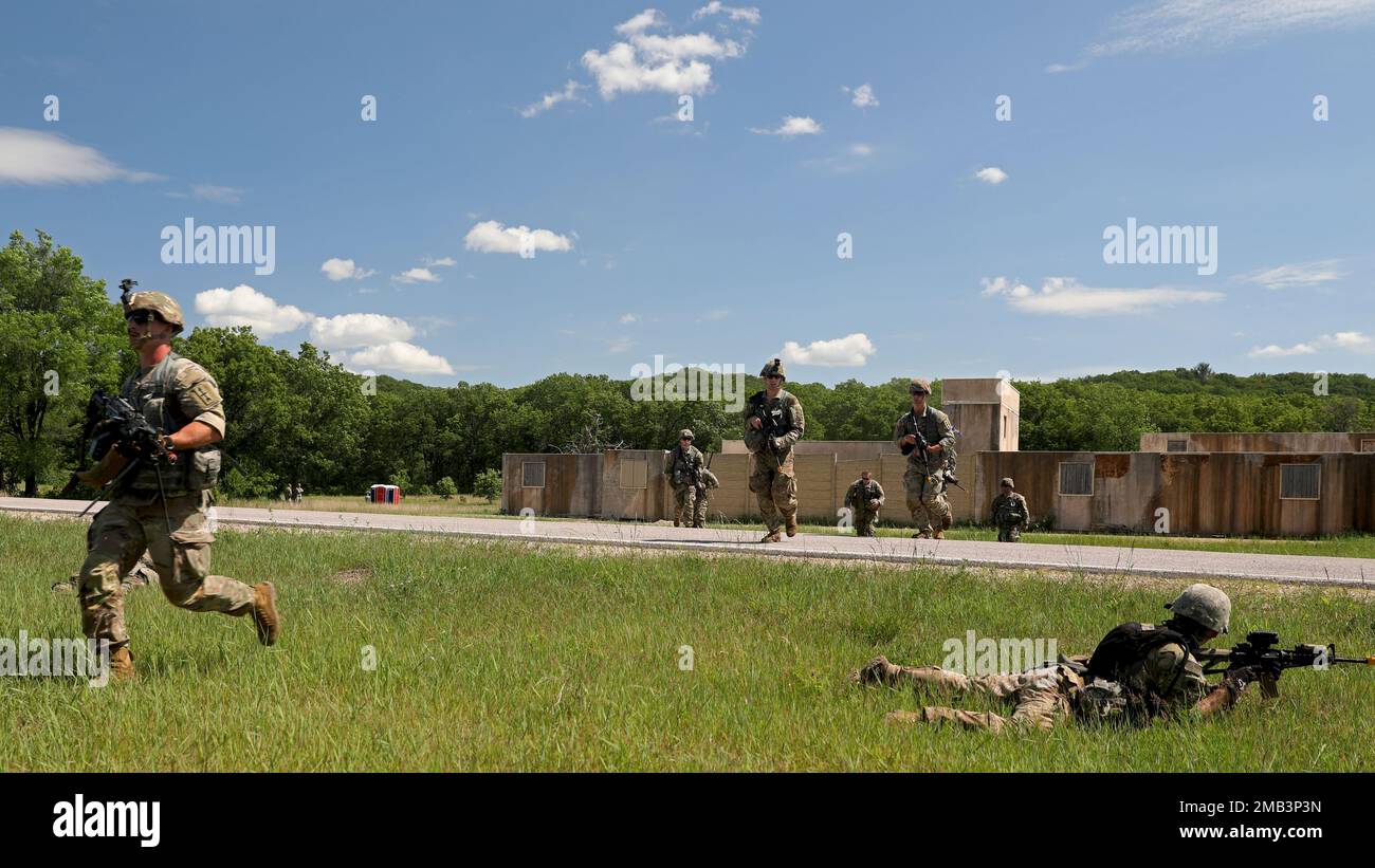 Soldiers with Company B, 1st Battalion, 128th Infantry Regiment, 32nd ...