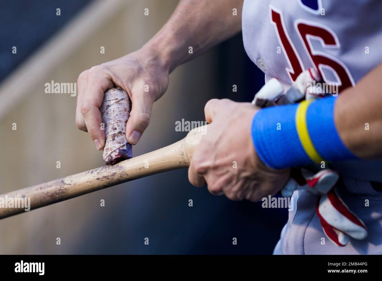 Chicago Cubs' Patrick Wisdom (16) prepares his bat before a baseball ...