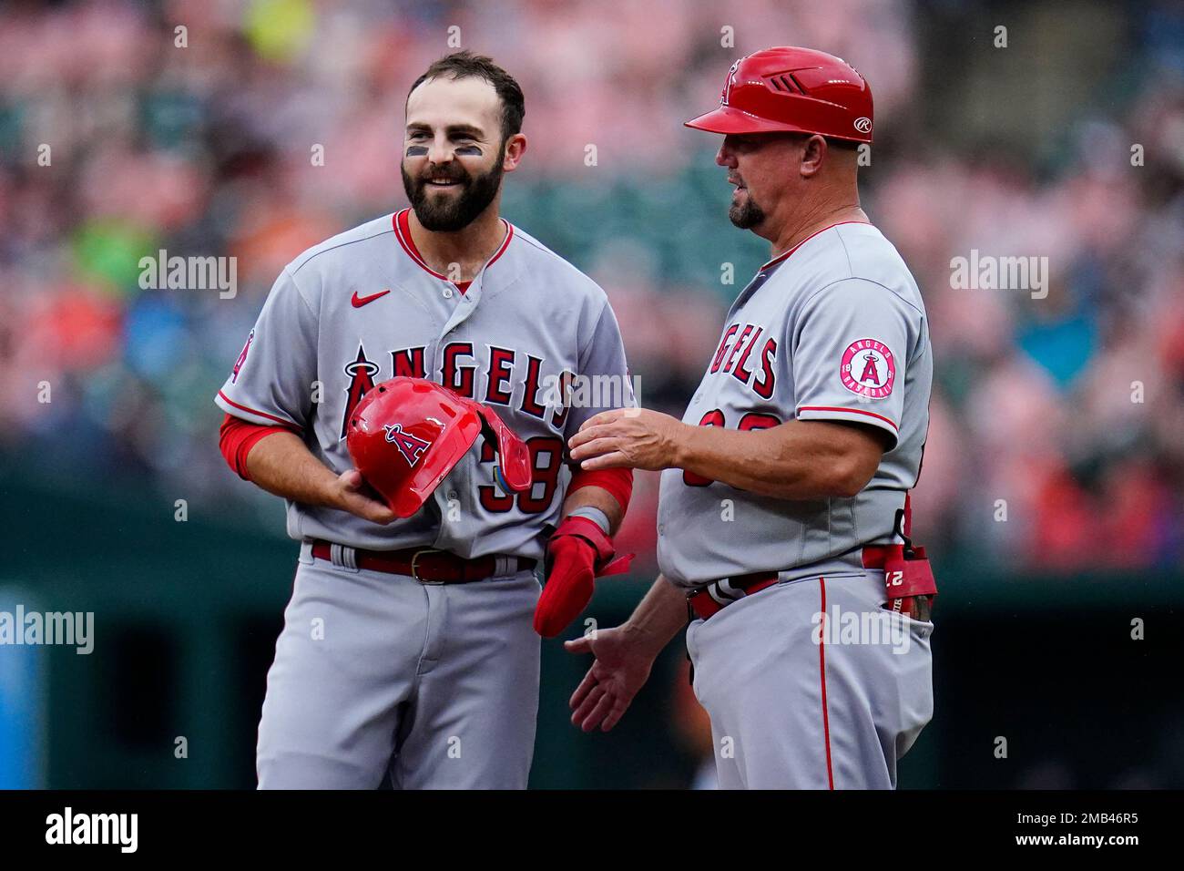 Los Angeles Angels' Michael Stefanic, left, talks to first base coach ...